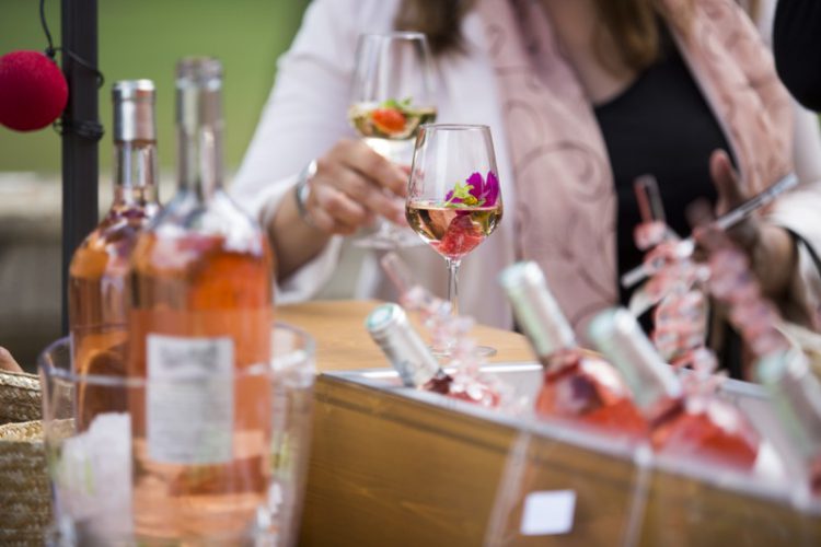 De zomer in je glas met een heerlijk frisse rosé uit Bordeaux ...